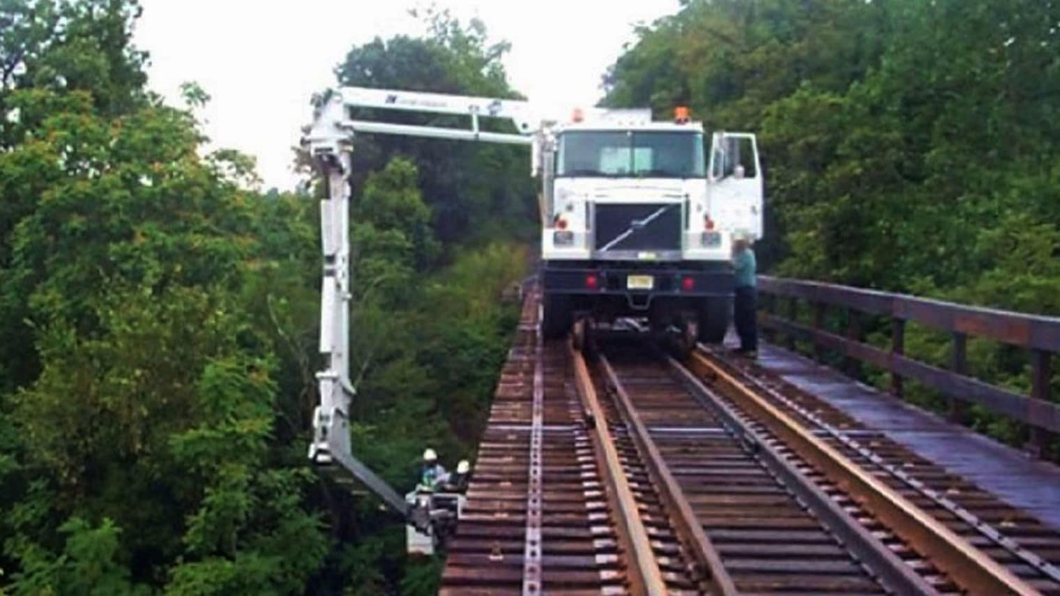 30' Hi-Rail Underbridge Inspection Truck | Underbridge and Aerial ...